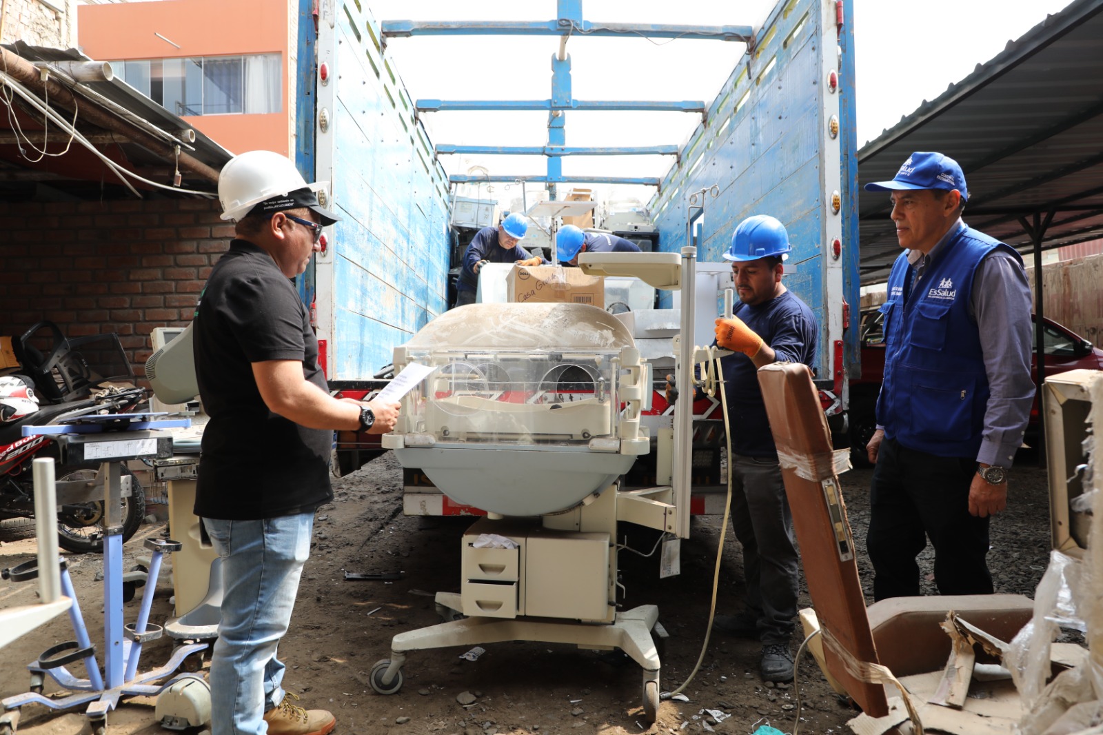 La Libertad: EsSalud dona 3,589 equipos electrónicos inservibles para ...