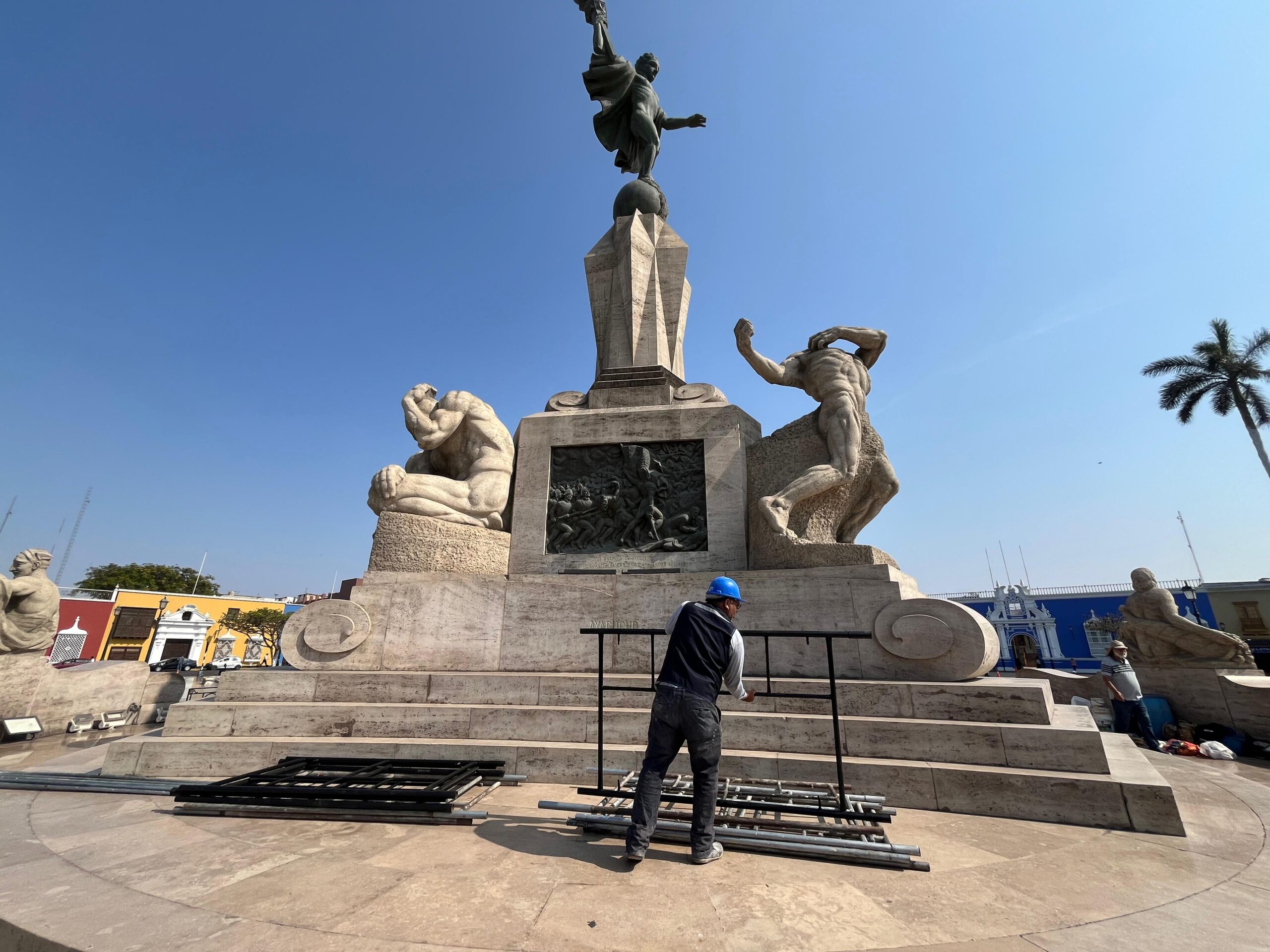Desde hace 5 años que no daban mantenimiento al monumento de la Plaza ...